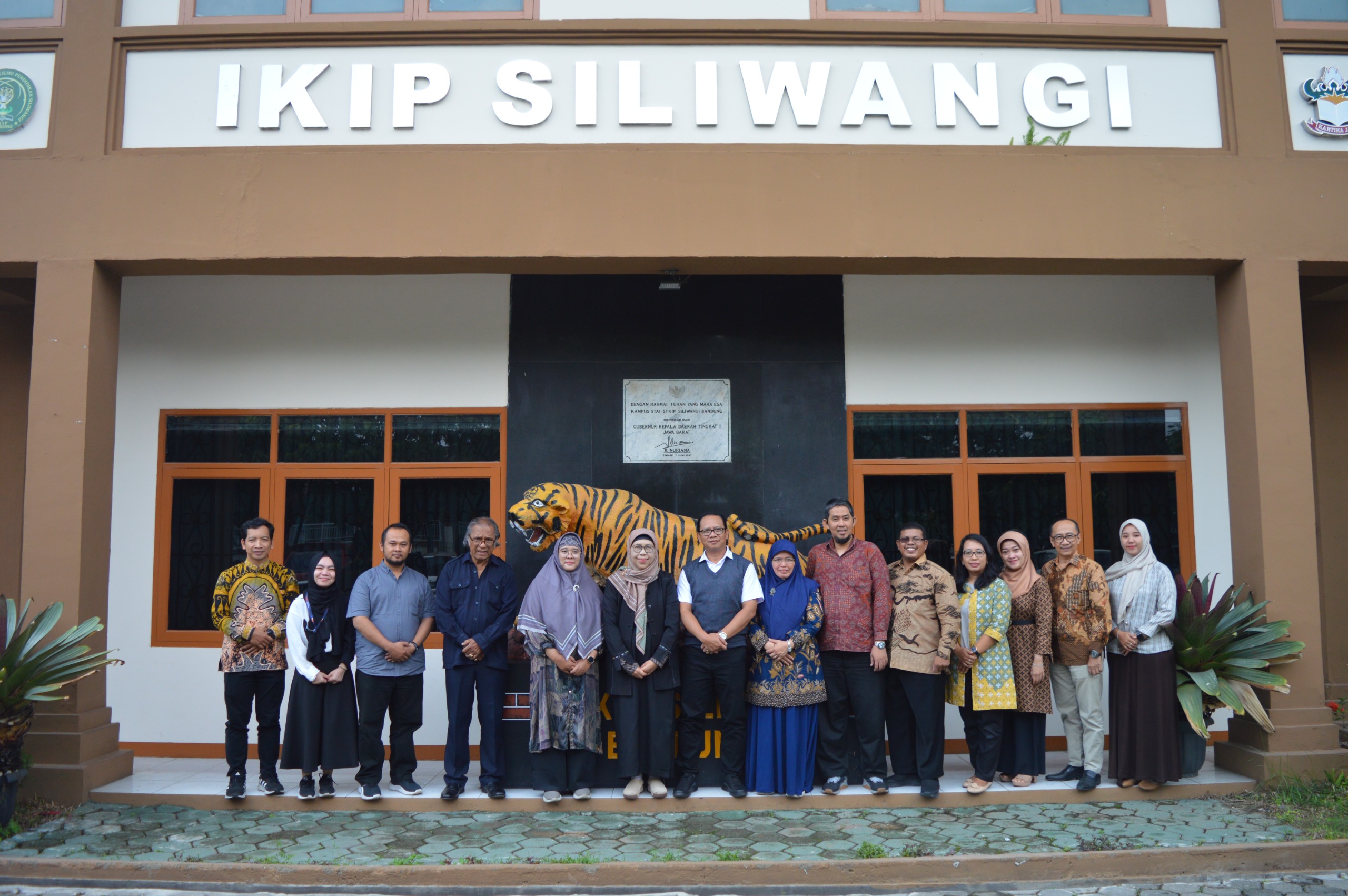 KUNJUNGAN AKADEMIK DAN BENCHMARKING MAGISTER PENDIDIKAN MATEMATIKA FKIP UAD KE INSTITUT KEGURUAN ...